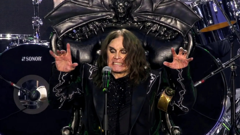 Ozzy Osbourne saluta i fan a Birmingham